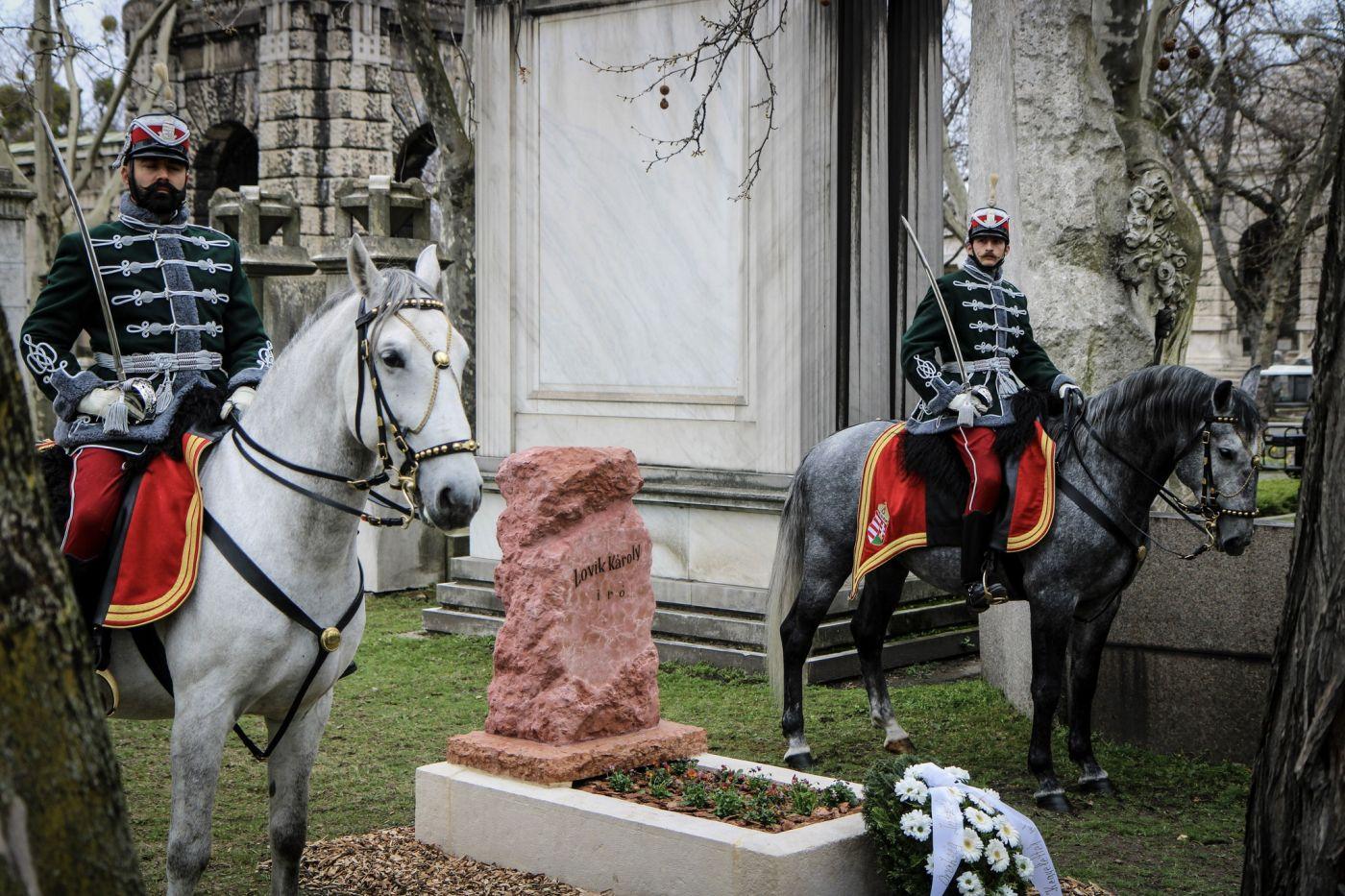 150 éve született a magyar író, aki képes volt a lovak fejével ...